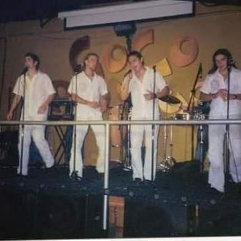 "Cachorro" Polanco, ex vocalista de la banda Chocolate, se presenta ...